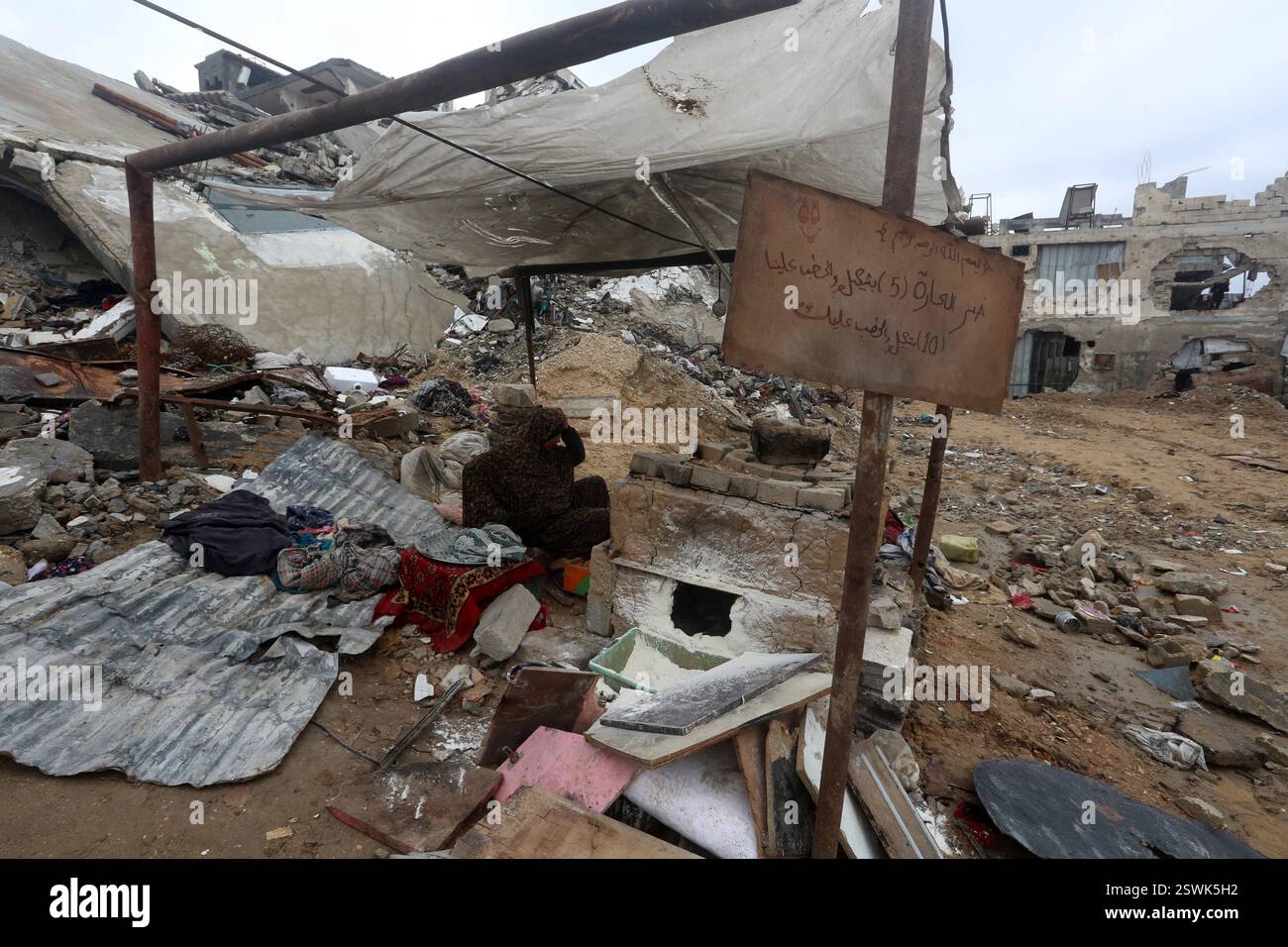 People continue their daily life under difficult conditions at Shujaiya ...