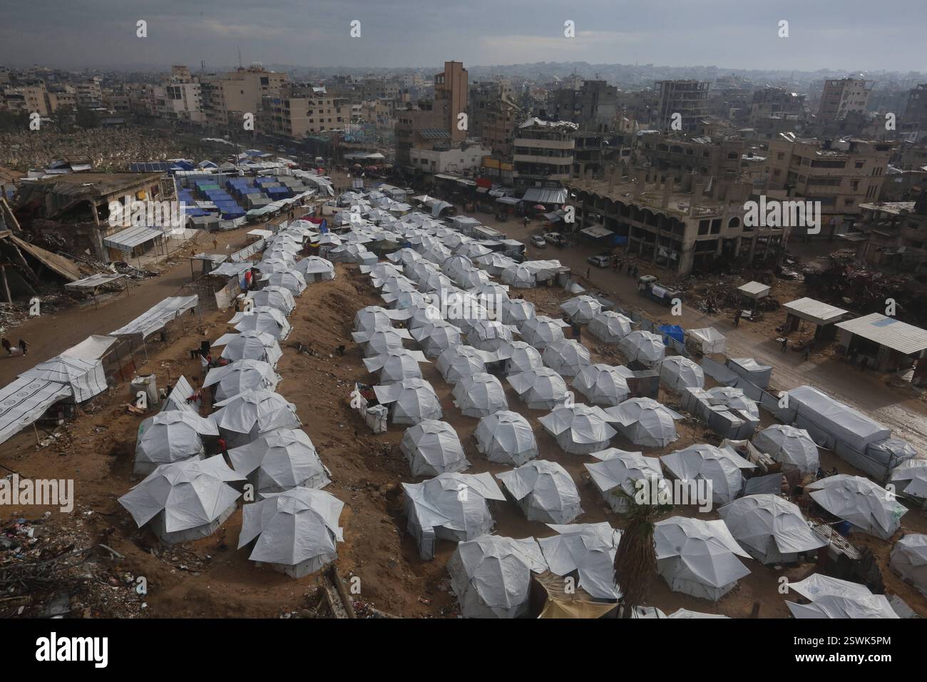 People continue their daily life under difficult conditions at Shujaiya ...