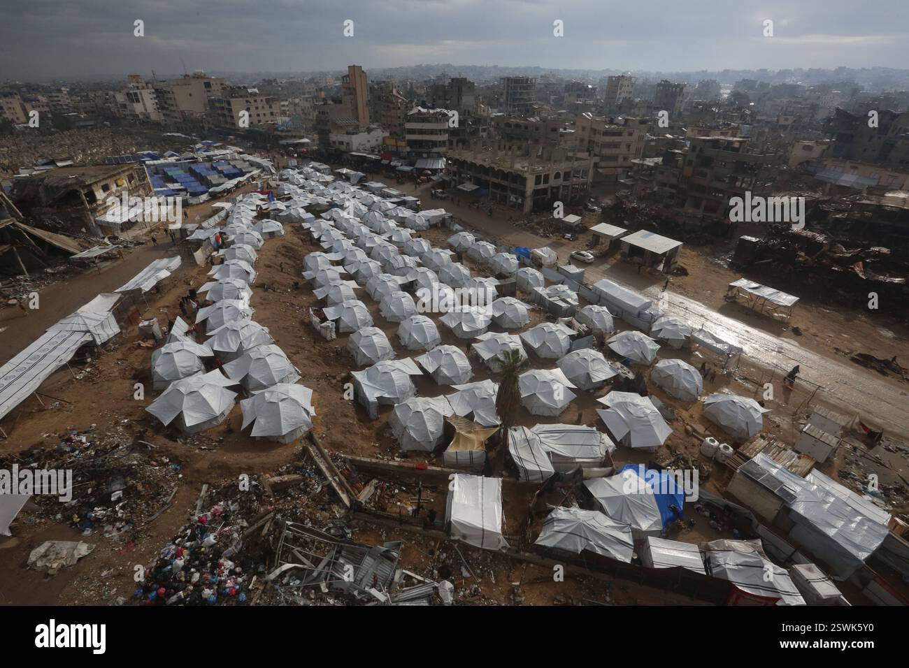 People continue their daily life under difficult conditions at Shujaiya ...