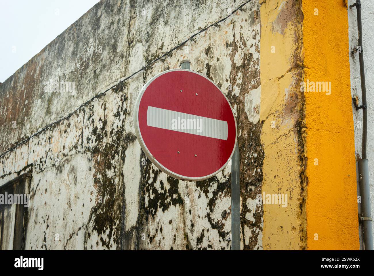 No entry road sign on the corner of an old building Stock Photo - Alamy