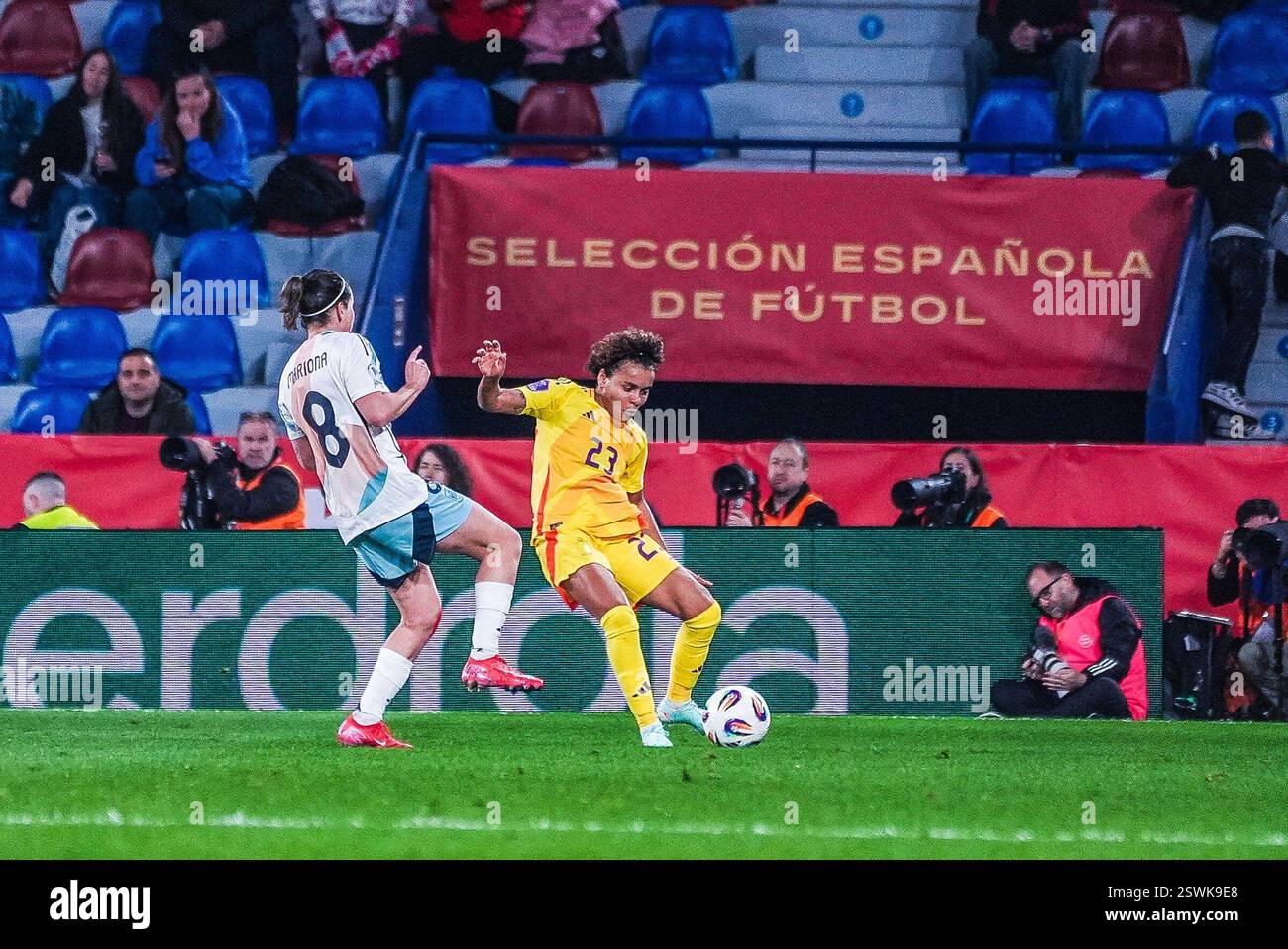 Valencia, Spain. 21st Feb, 2025. Spain's Mariona Caldentey and Belgium ...