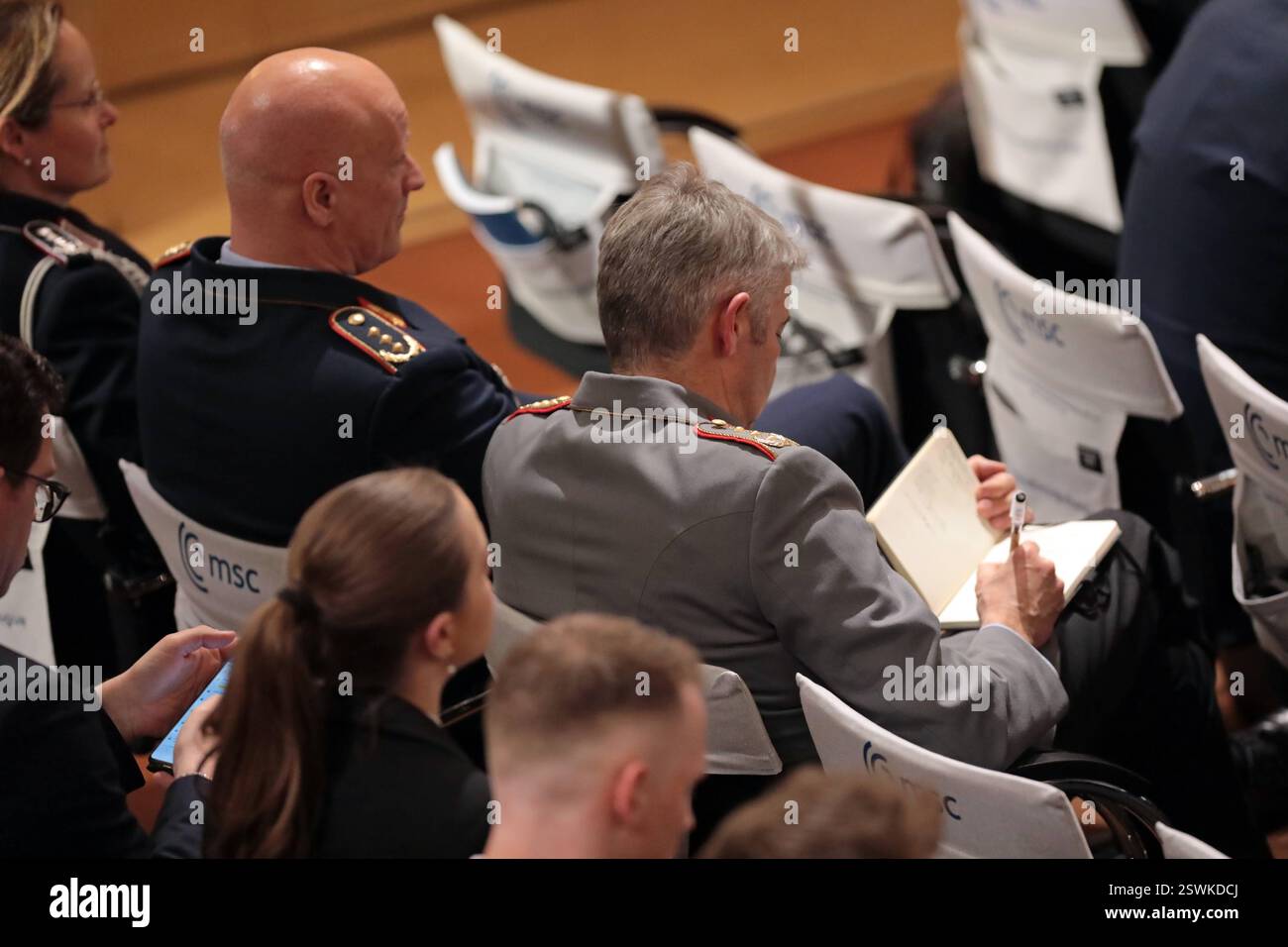 Zwei Generale der Bundeswehr im Publikum der Münchner ...