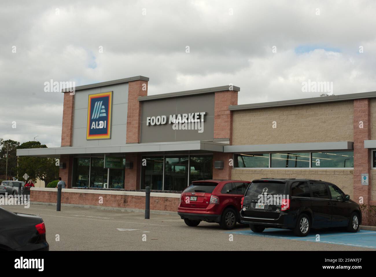 Aldi retail store parking lot hi-res stock photography and images - Alamy
