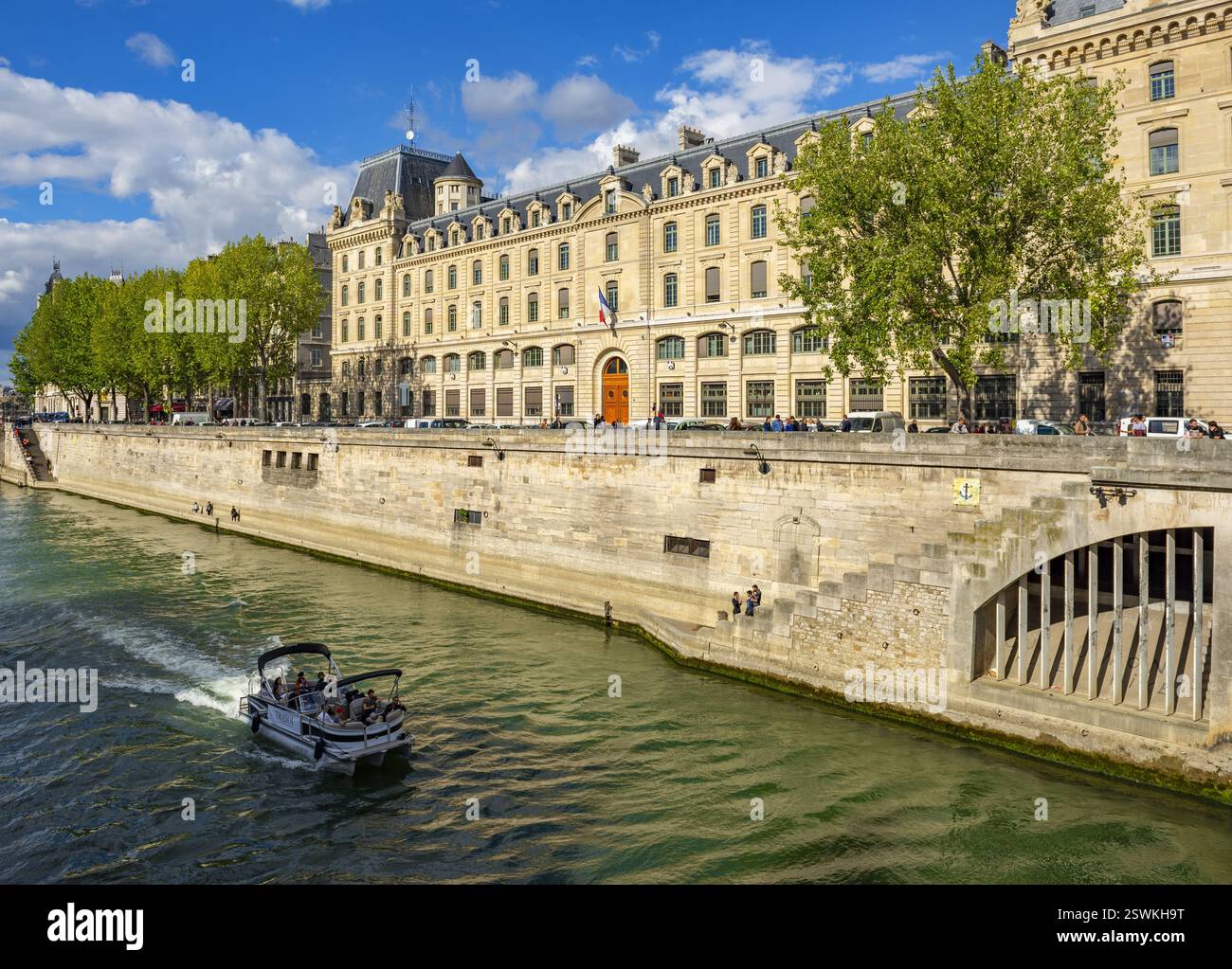 Seine riverbank steps hi-res stock photography and images - Alamy