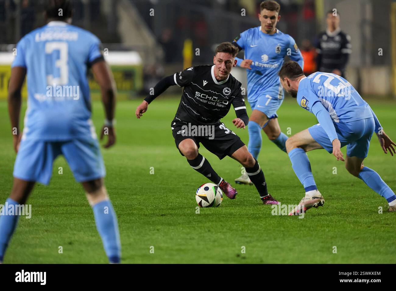 Zweikampf zwischen Marius Woerl (DSC Arminia Bielefeld, #38) und ...
