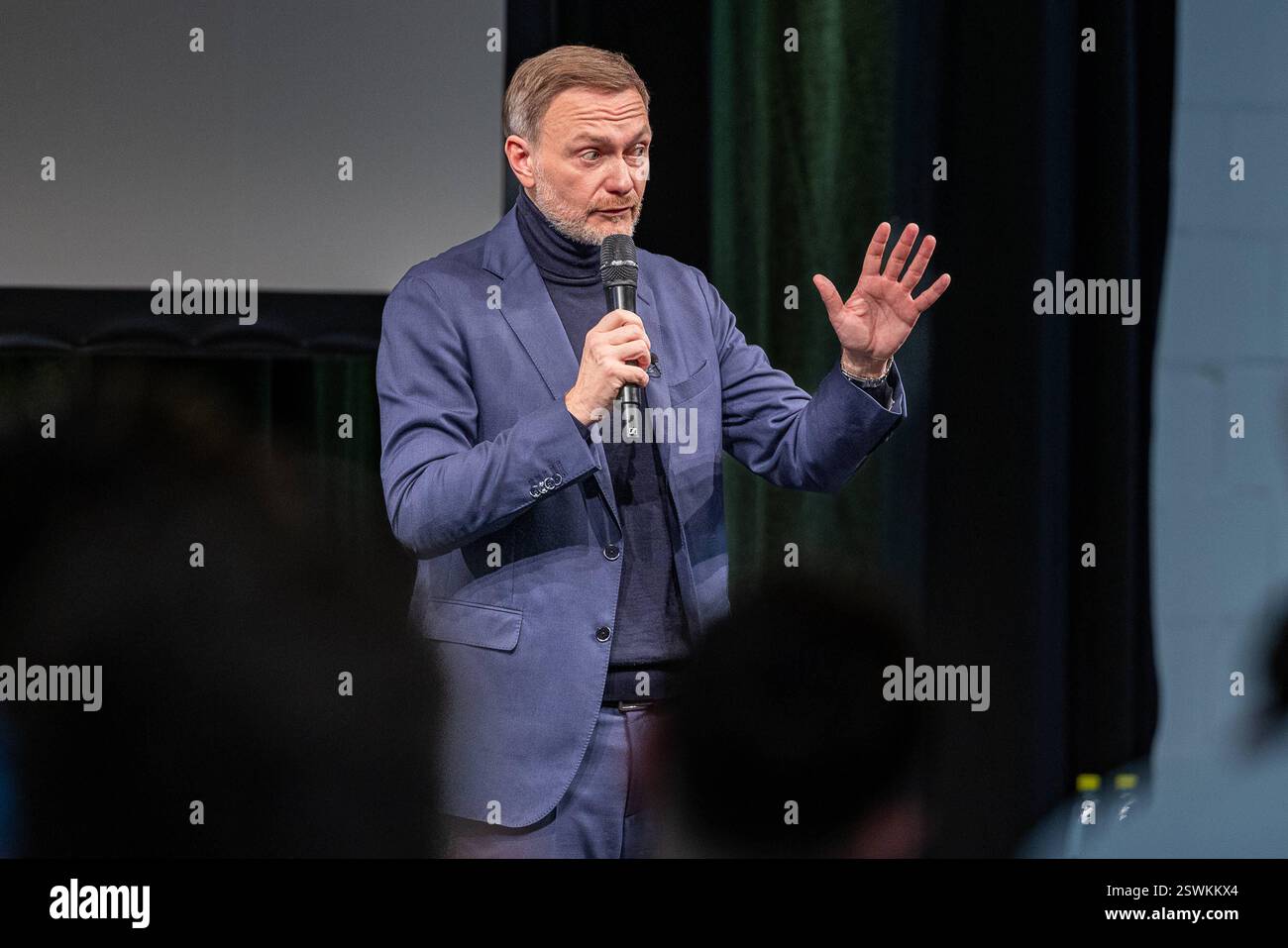 Hinweis mit handzeichen hi-res stock photography and images - Alamy