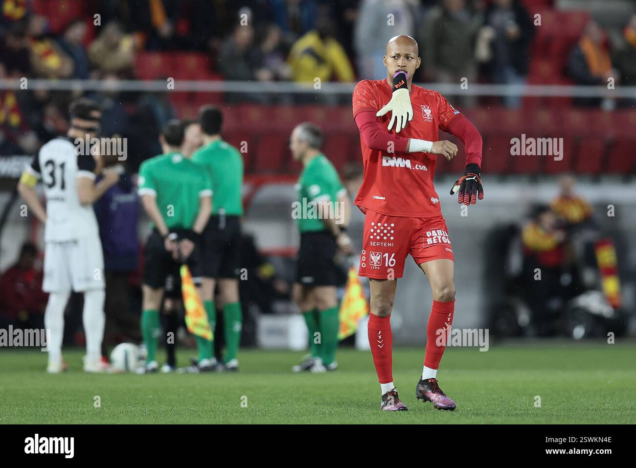 Mechelen, Belgium. 21st Feb, 2025. STVV's goalkeeper Leo Kokubo ...