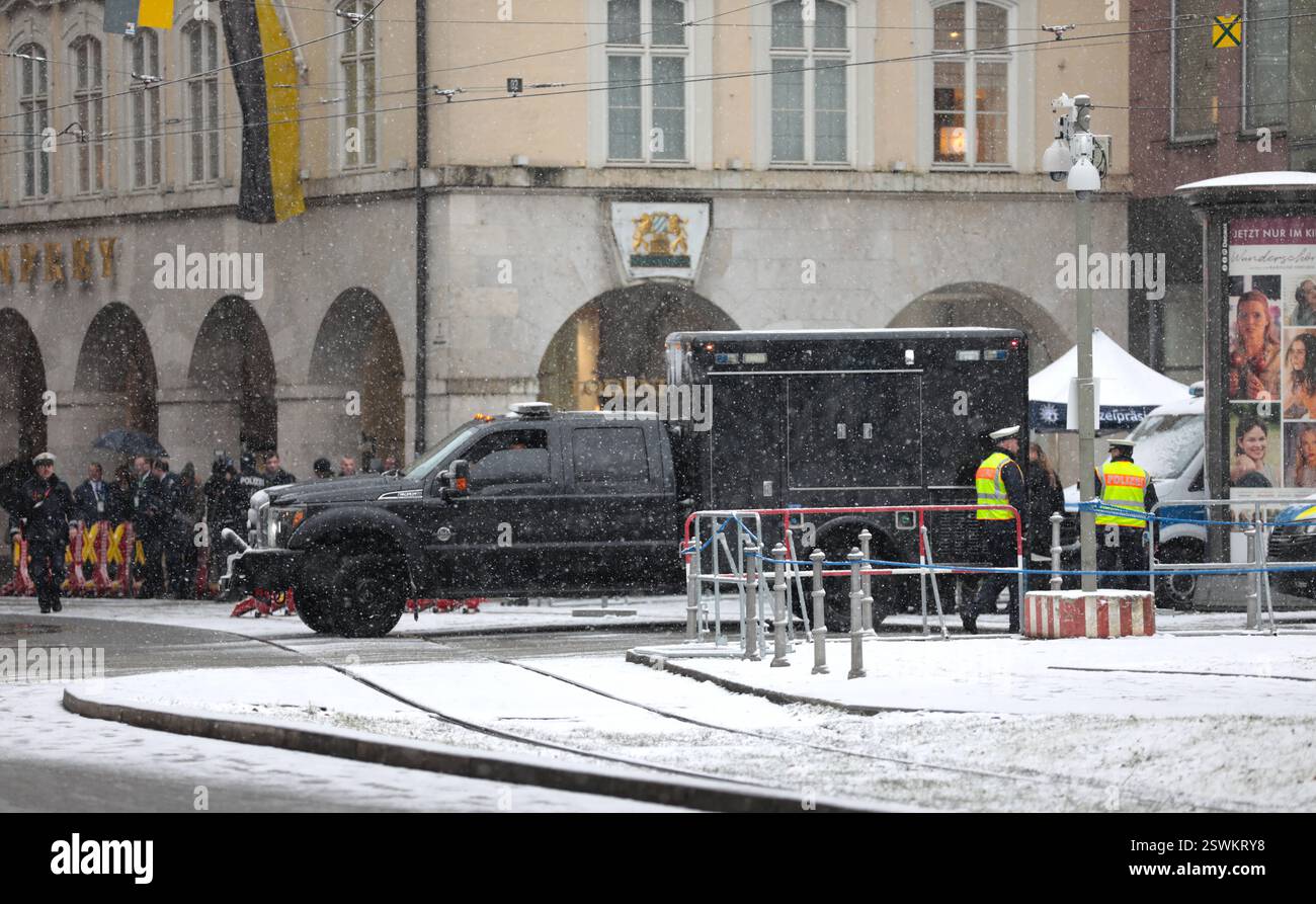 Chevrolet suburban secret service hi-res stock photography and images ...