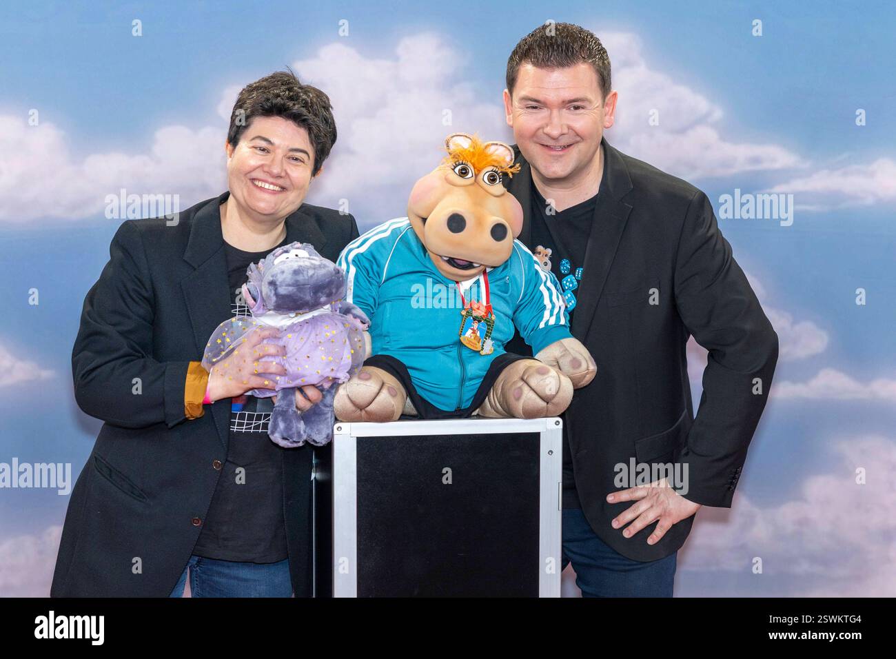 Im Bild: Eva Majuntke, die Nilpferddame Amanda und Bauchredner ...