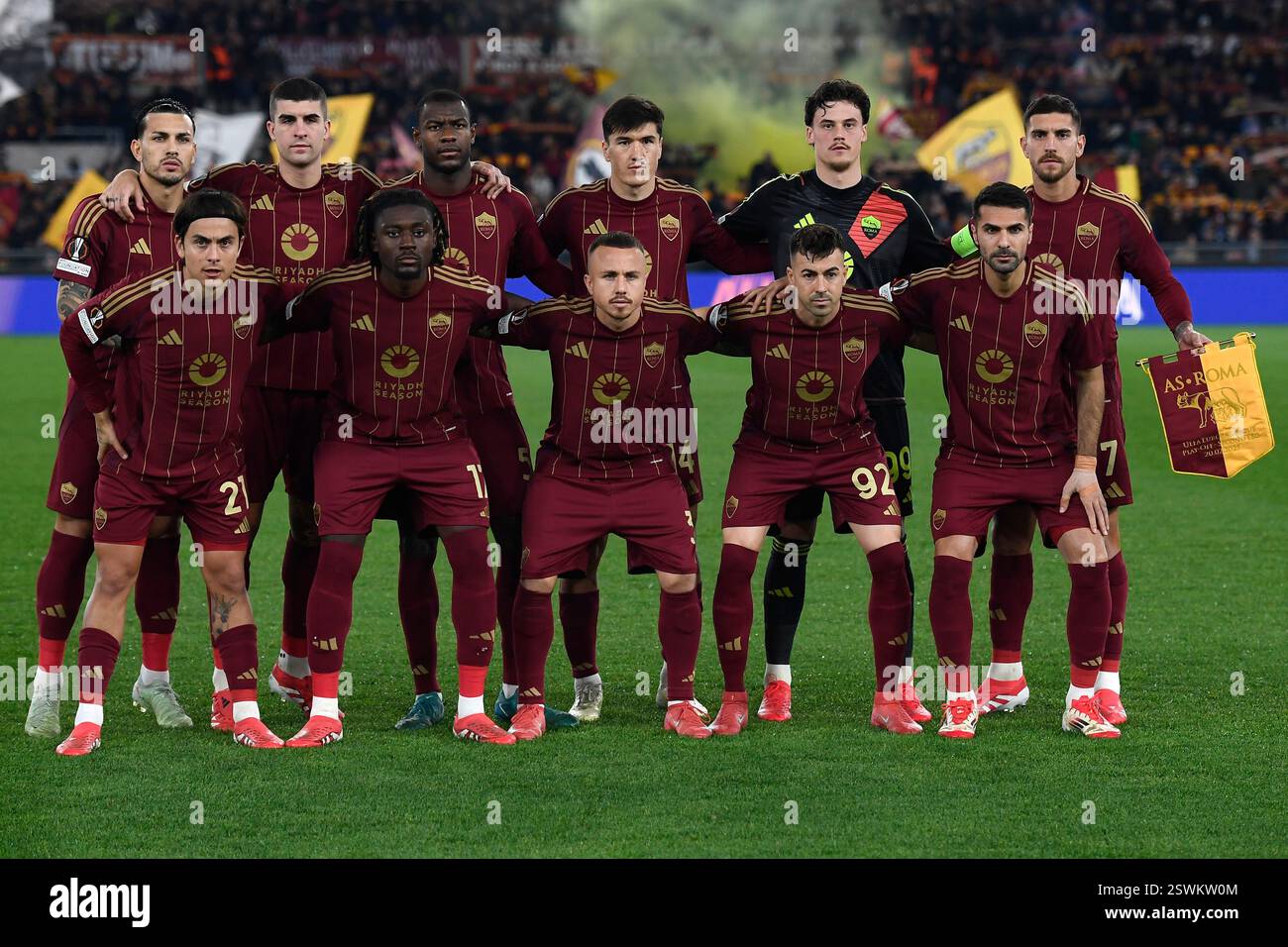 AS Roma players pose for a team photo during the Europa League football ...
