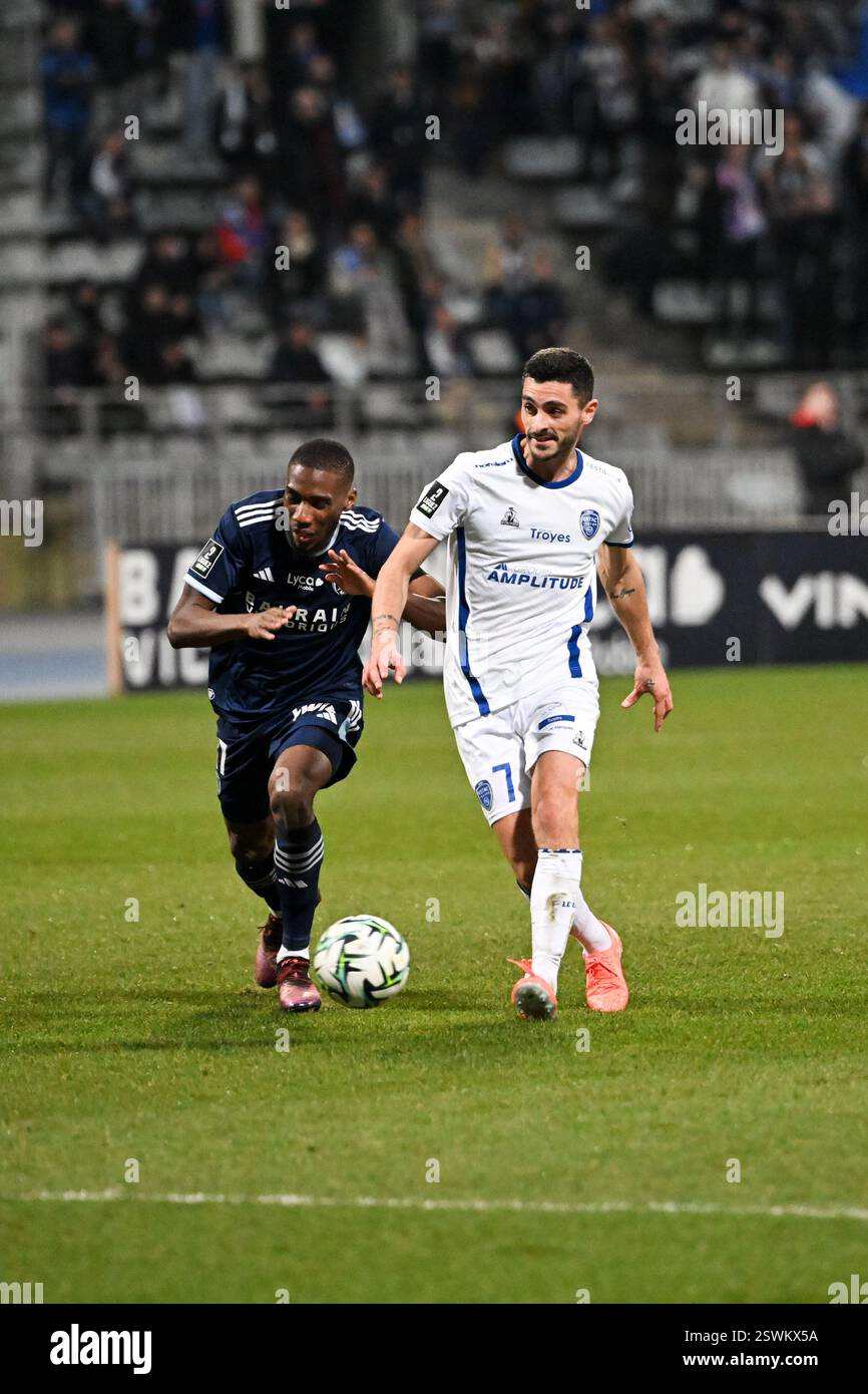 17 Adama CAMARA (pfc) - 07 Xavier CHAVALERIN (estac) during the Ligue 2 ...