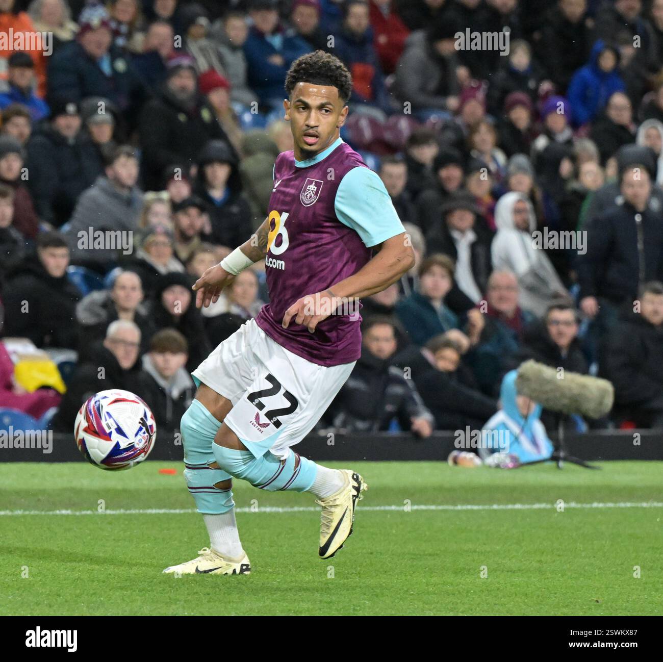 Turf Moor, Burnley, Lancashire, UK. 21st Feb, 2025. EFL Championship ...