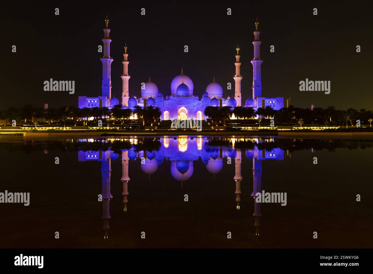 The Sheikh Zayed Grand Mosque (2007) with water reflection in Abu Dhabi ...