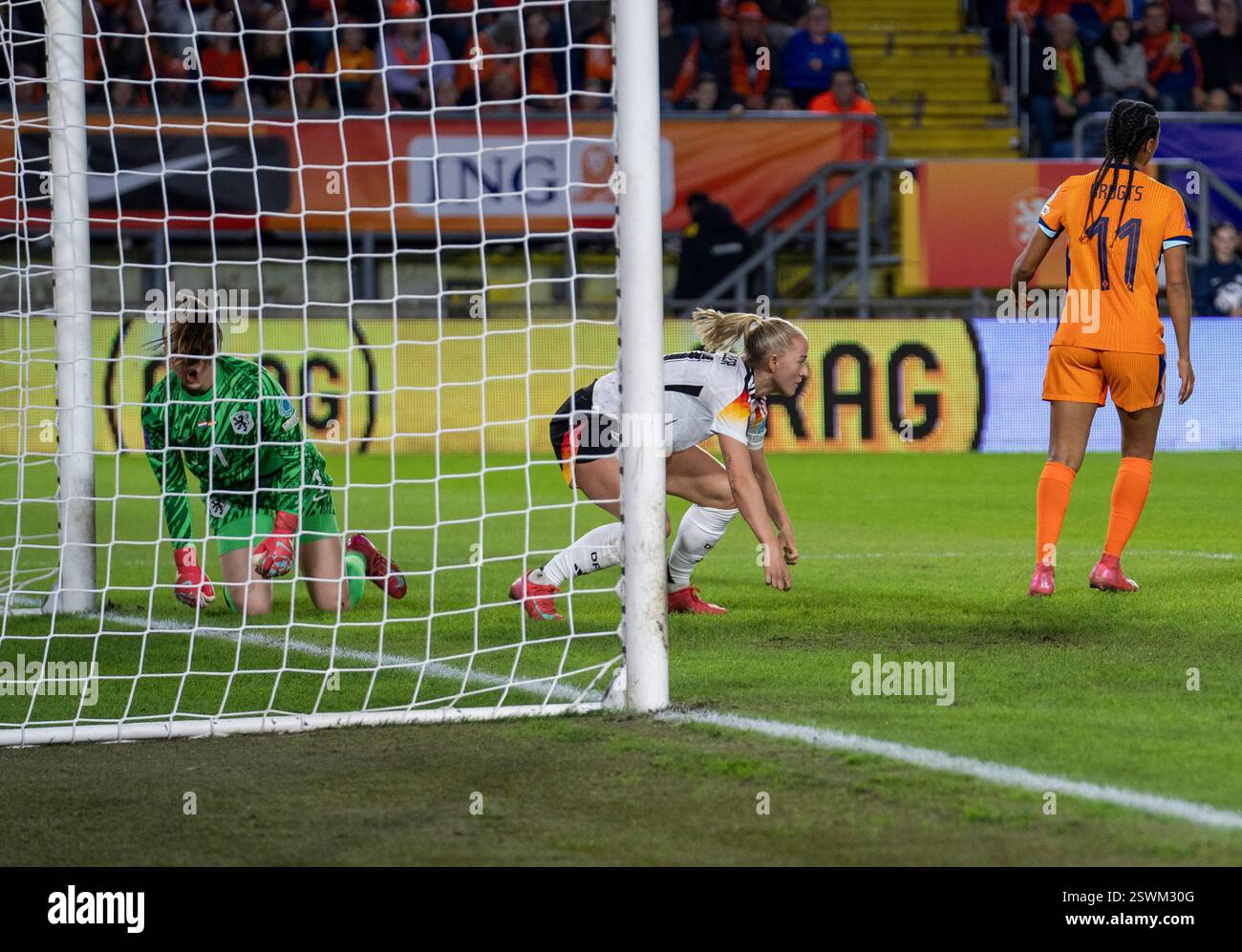 Lea Schueller (Germany, #11) mit dem Kopfballtor zum 1-1. Dreht ab zum ...