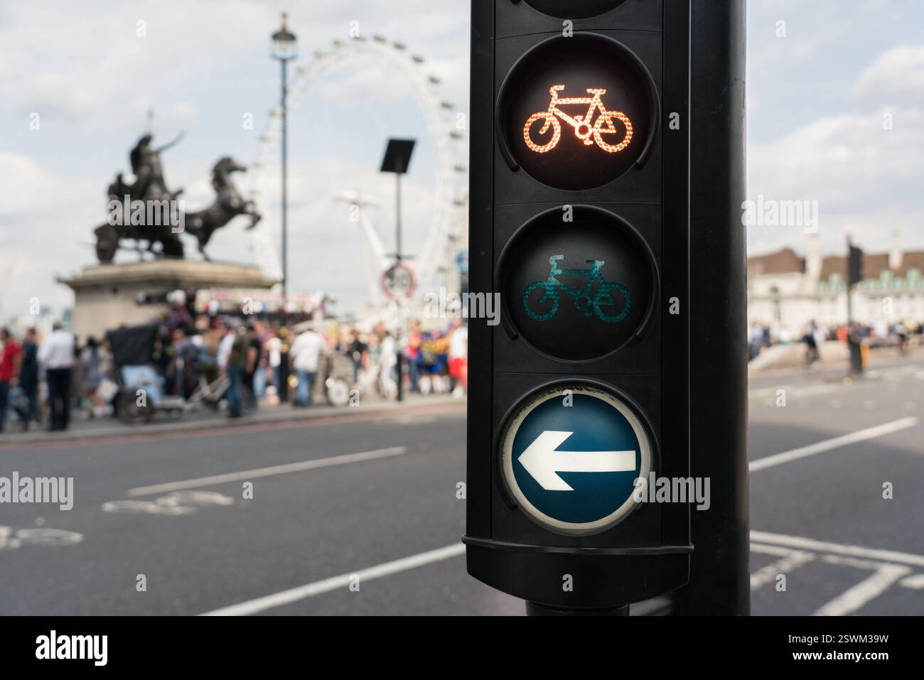 Bicycle traffic lights London supercycle highway, Westminster bridge ...