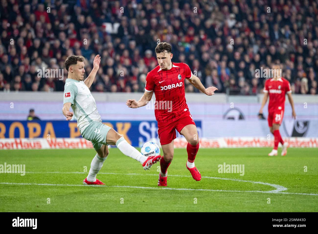 Maximilan Eggestein (SC Freiburg, #08) im Zweikampf mit Senne Lynen ...