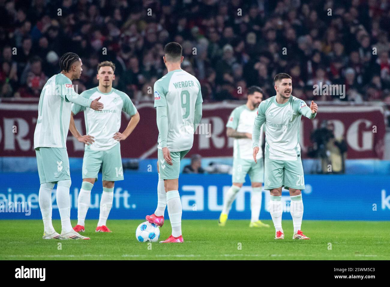 Romano Schmid (Werder Bremen, #20) gestikuliert, Andre Silva (Werder ...