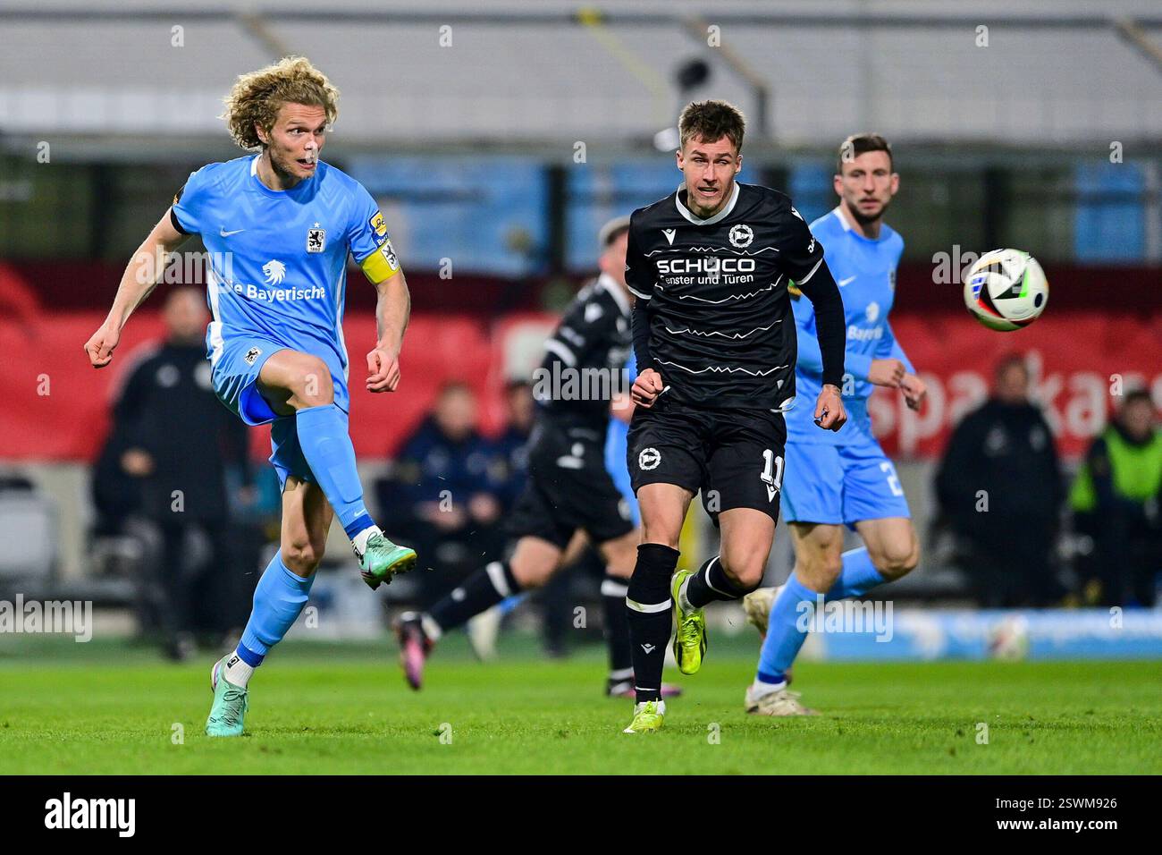 v.li.: Jesper Verlaat (TSV 1860, 4) Joel Grodowski (Bielefeld, 11 im Zweikampf, Duell, duel ...
