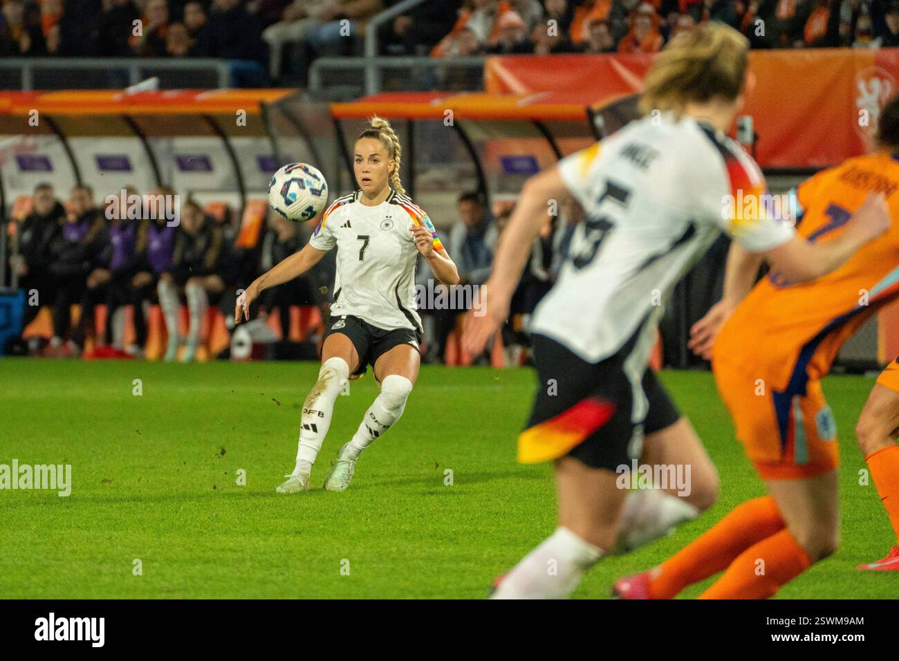 Freistoss von Giulia Gwinn (Deutschland, #07) GER, Niederlande vs ...