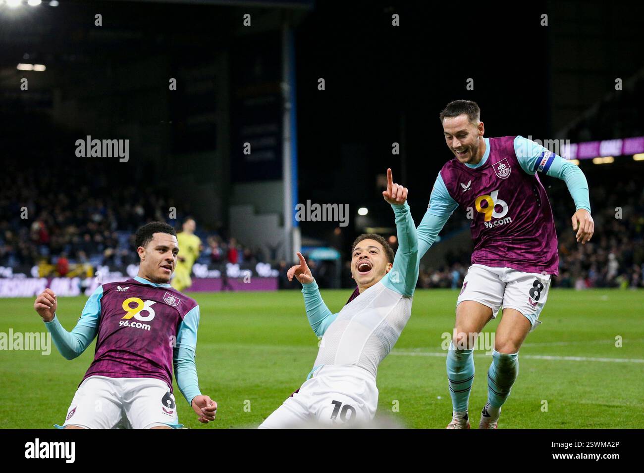 Burnley, UK. 21st Feb, 2025. Burnley forward Manuel Benson (10) scores ...
