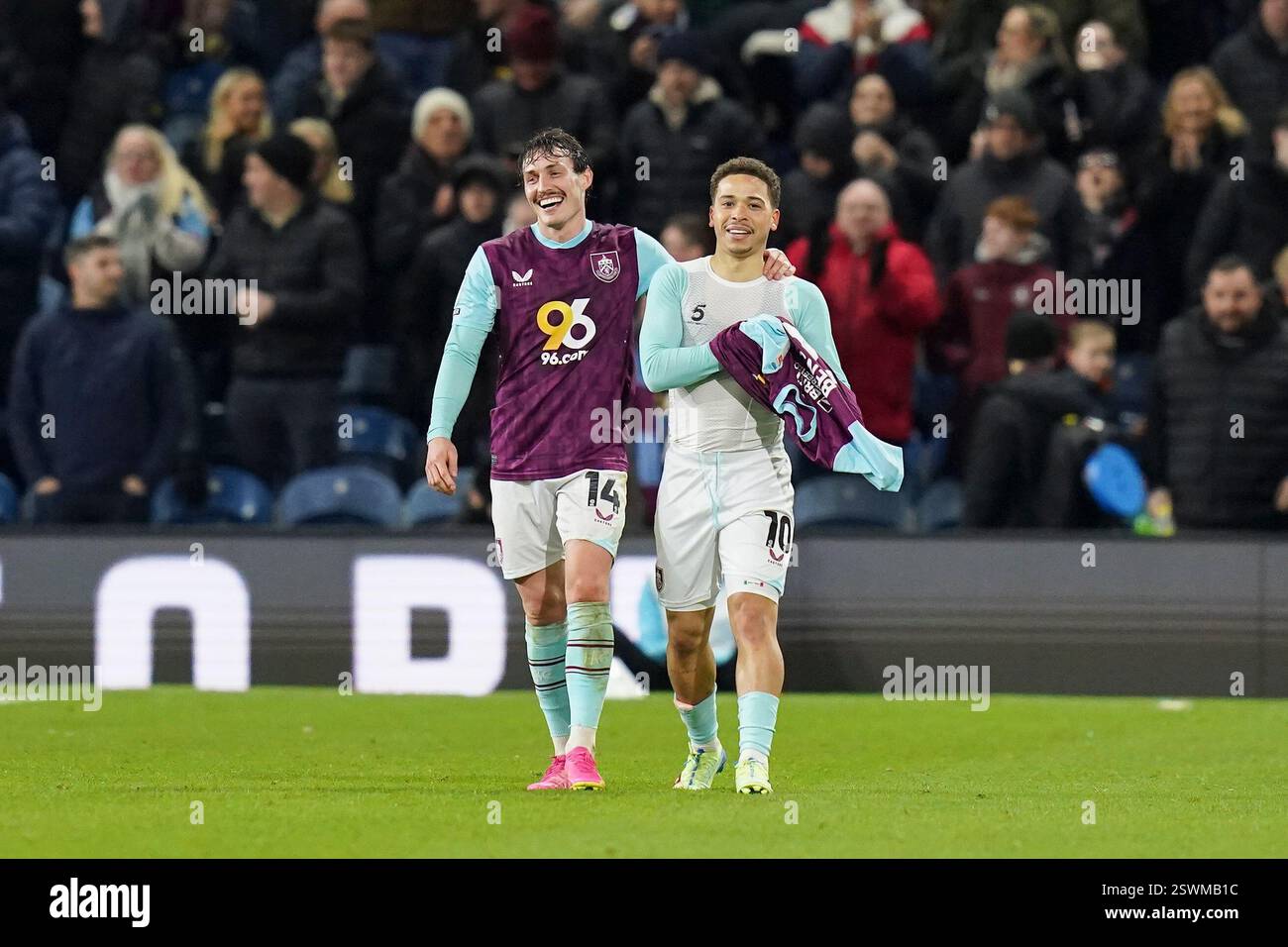 Burnley, UK. 21st Feb, 2025. Burnley forward Manuel Benson (10) scores ...