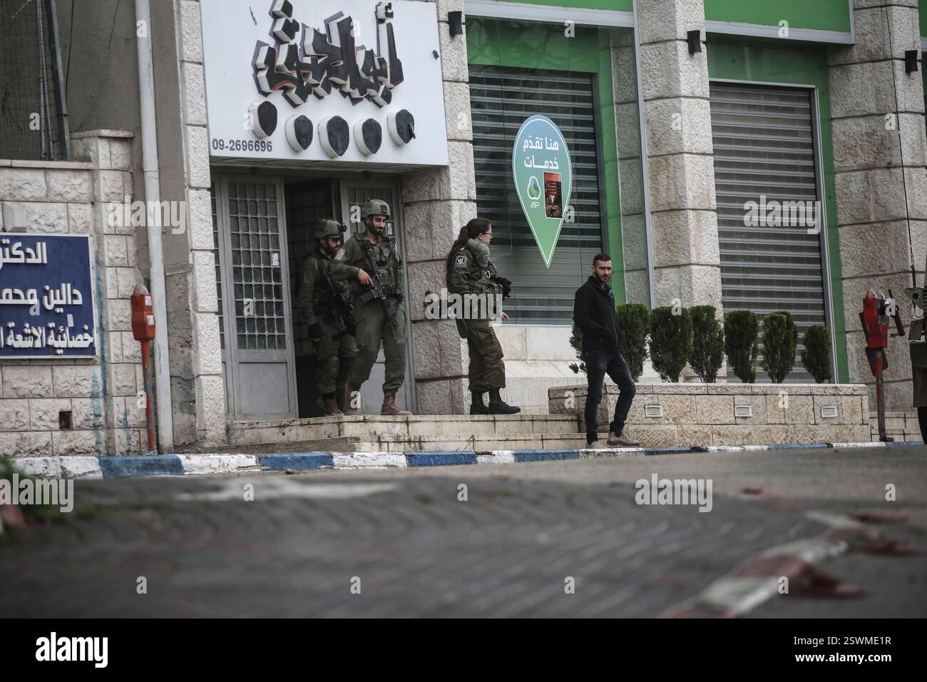 Tulkarm, Palestine. 21st Feb, 2025. Israeli soldiers arrest a young ...