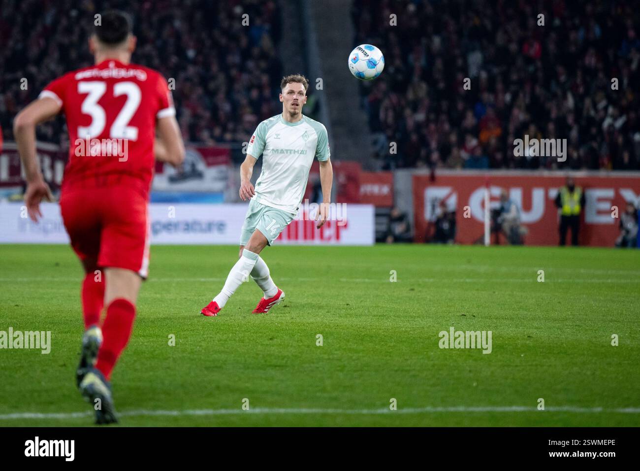Senne Lynen (Werder Bremen, #14) am Ball, davor Vincenzo Grifo (SC ...