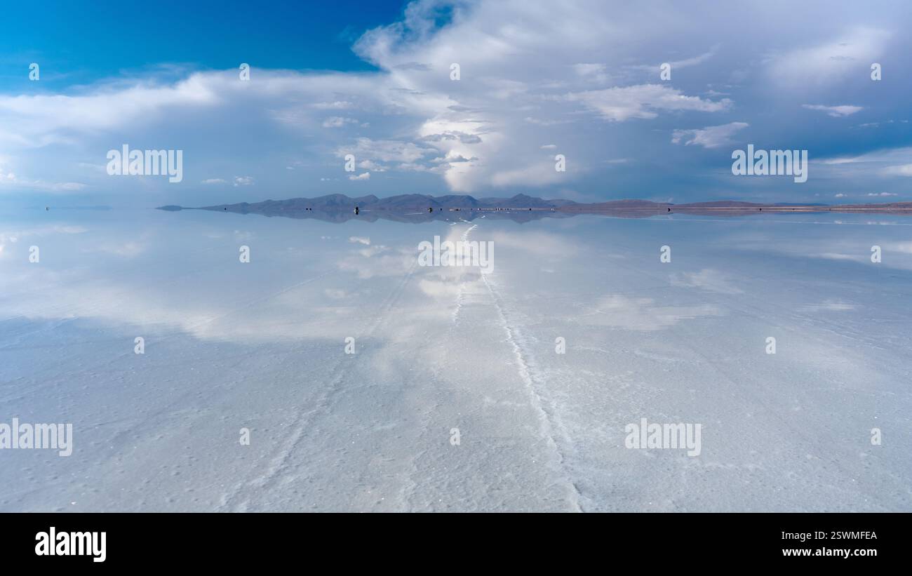 Salar de uyuni bolivia mirror hi-res stock photography and images - Alamy