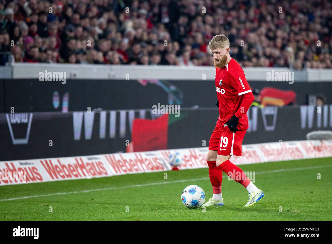 Jan-Niklas Beste (SC Freiburg, #19) am Ball, GER, SC Freiburg (SCF) vs ...