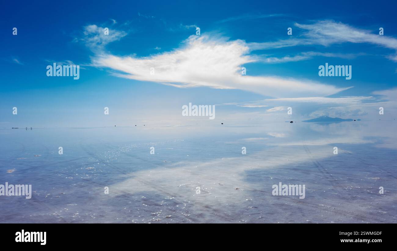 Salar de uyuni bolivia mirror hi-res stock photography and images - Alamy