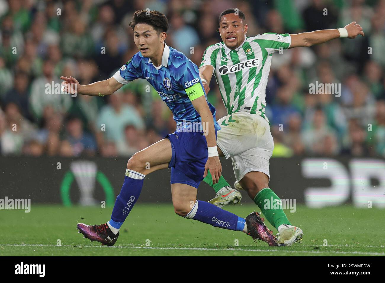 Sevilla, Spain. 20th Feb, 2025. Tsuyoshi Watanabe of KAA Gent and Vitor Roque of Real Betis ...
