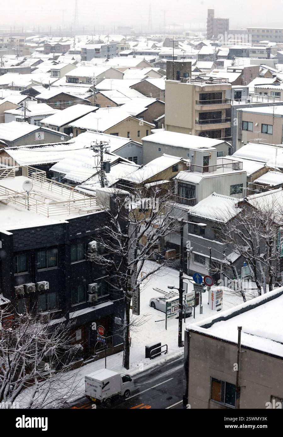 Snow piles up due to the cold wave in Kanazawa City, Ishikawa ...