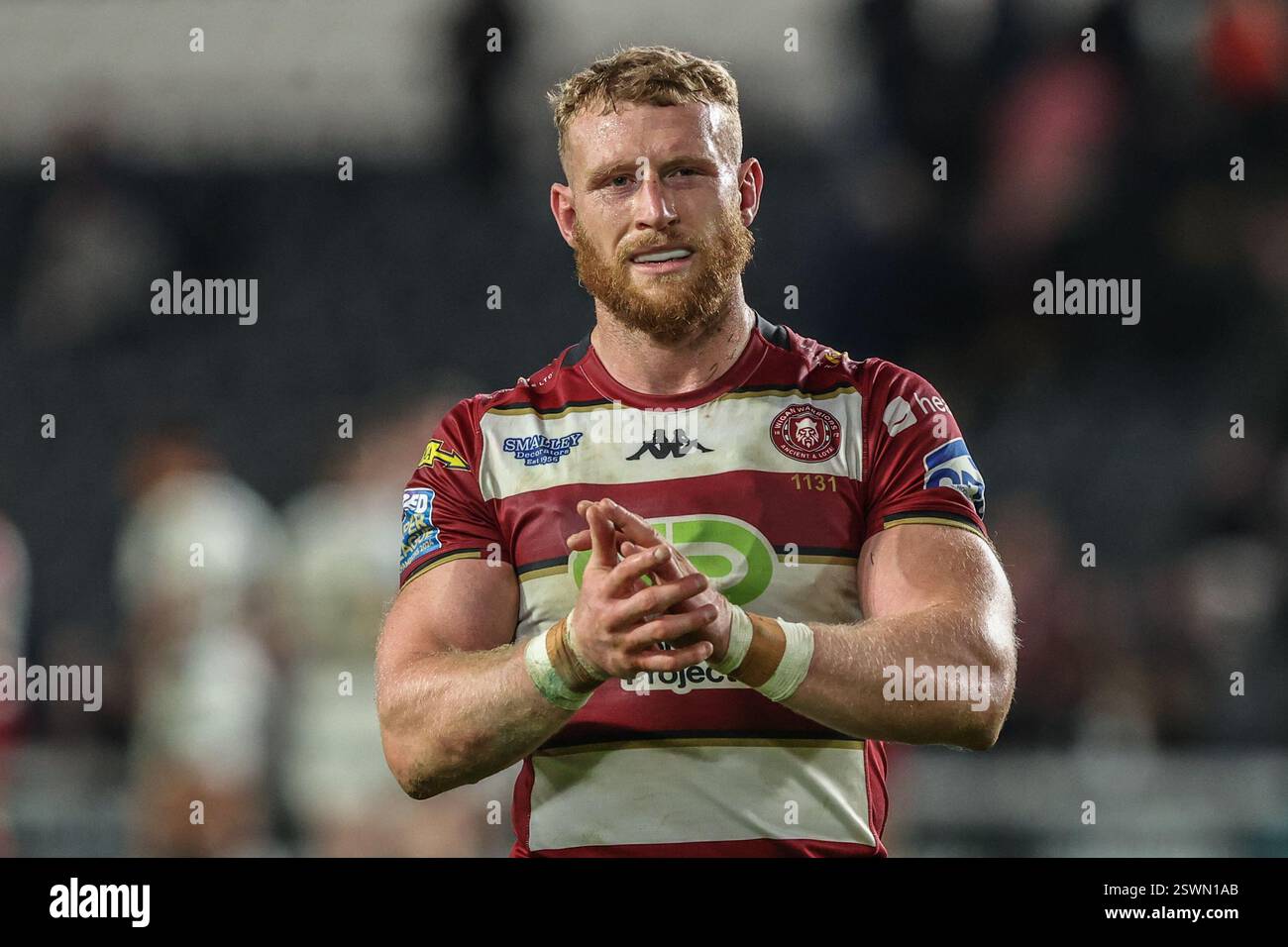 Hull, UK. 21st Feb, 2025. Luke Thompson of Wigan Warriors applauds the ...
