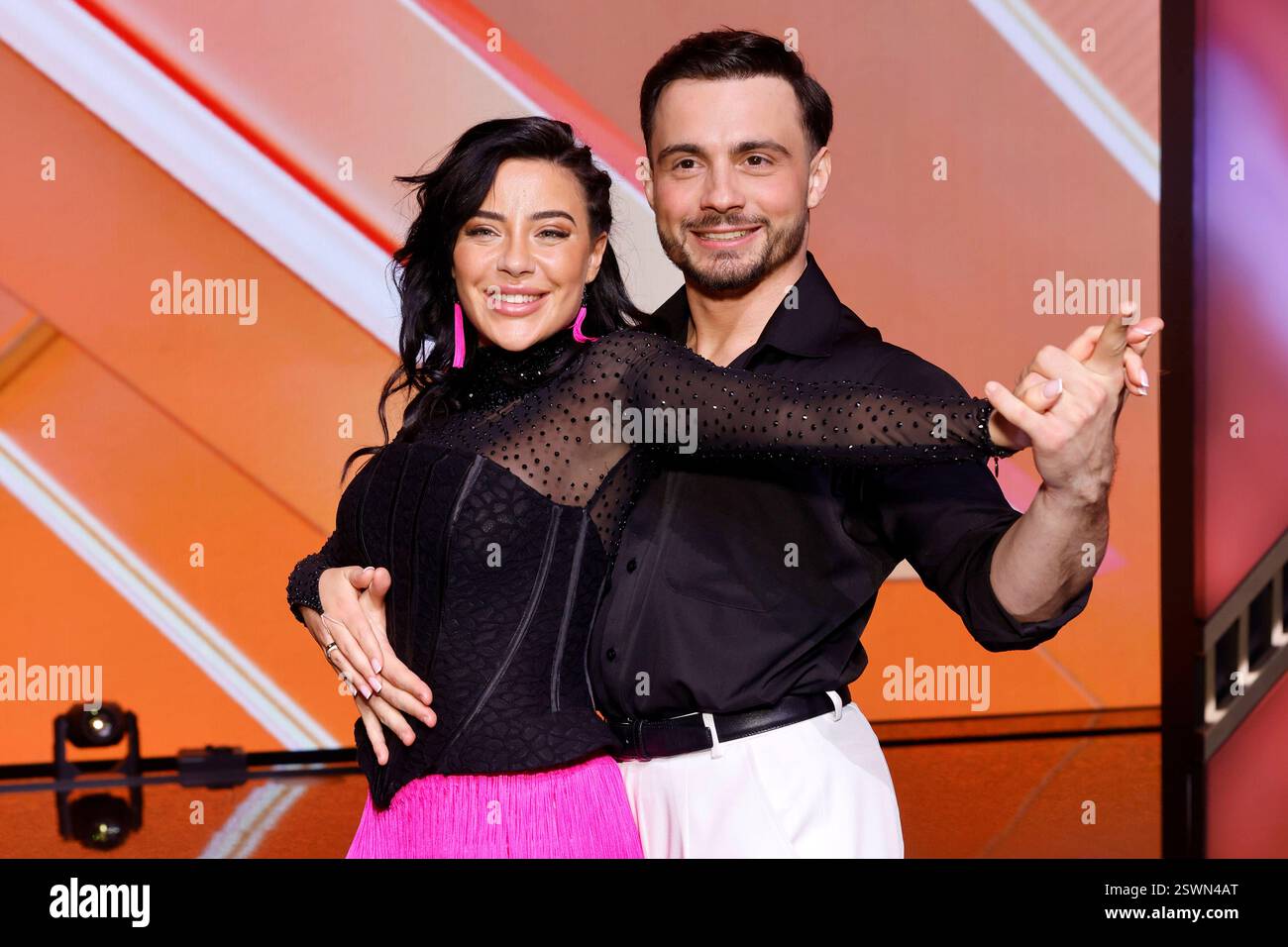 Reality-TV-Teilnehmerin Leyla Lahouar und Profitänzer Sergiu Maruster ...