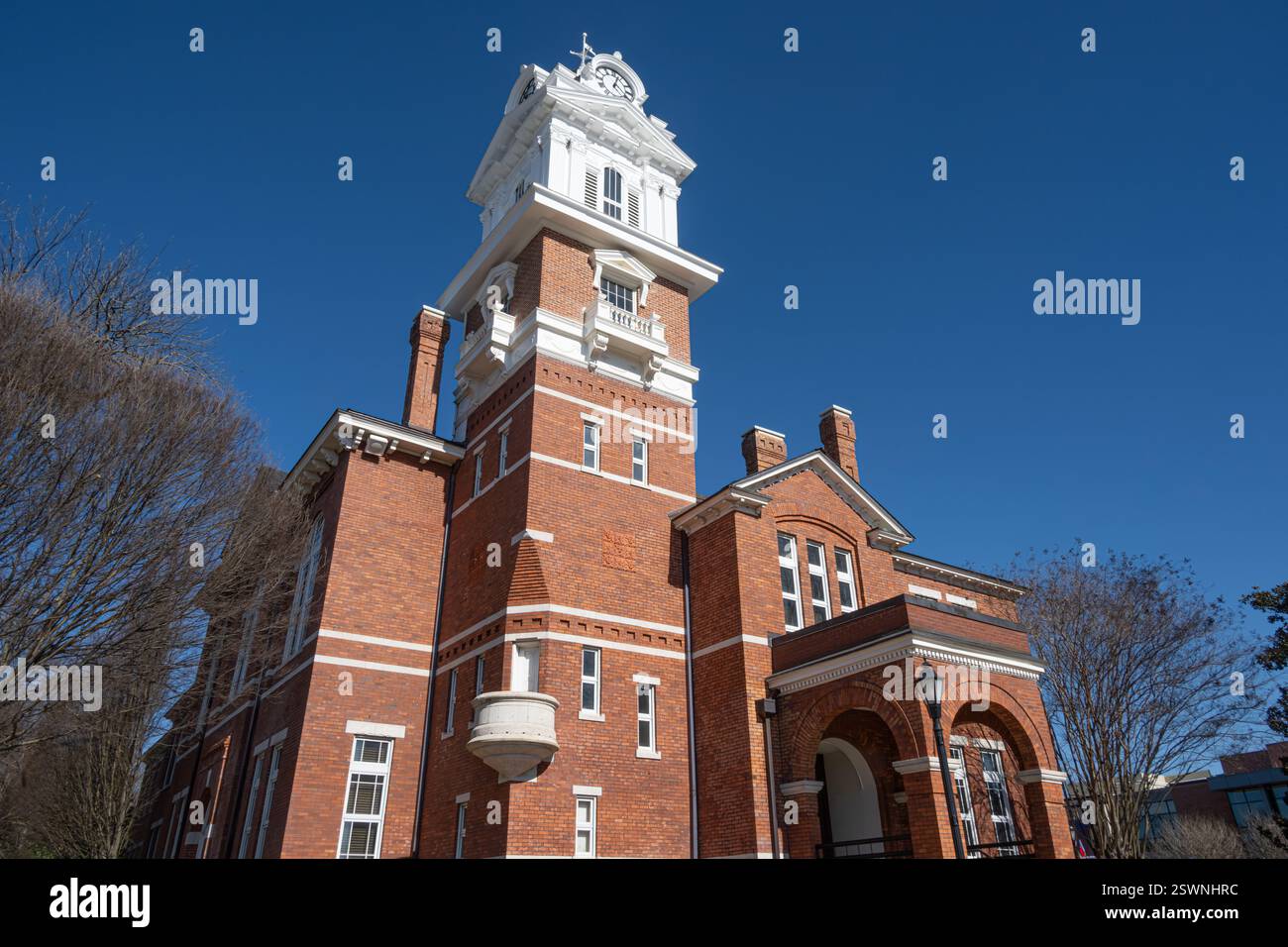Gwinnett Historic Courthouse on the Town Square in Lawrenceville ...