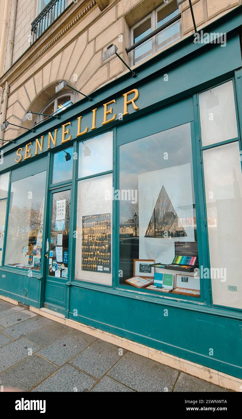 Art supplies shop in Paris. Vintage shop for artists Stock Photo - Alamy