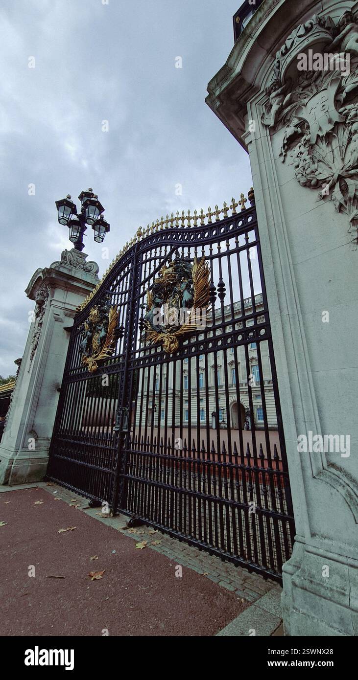 Buckingham palace main gate hi-res stock photography and images - Alamy