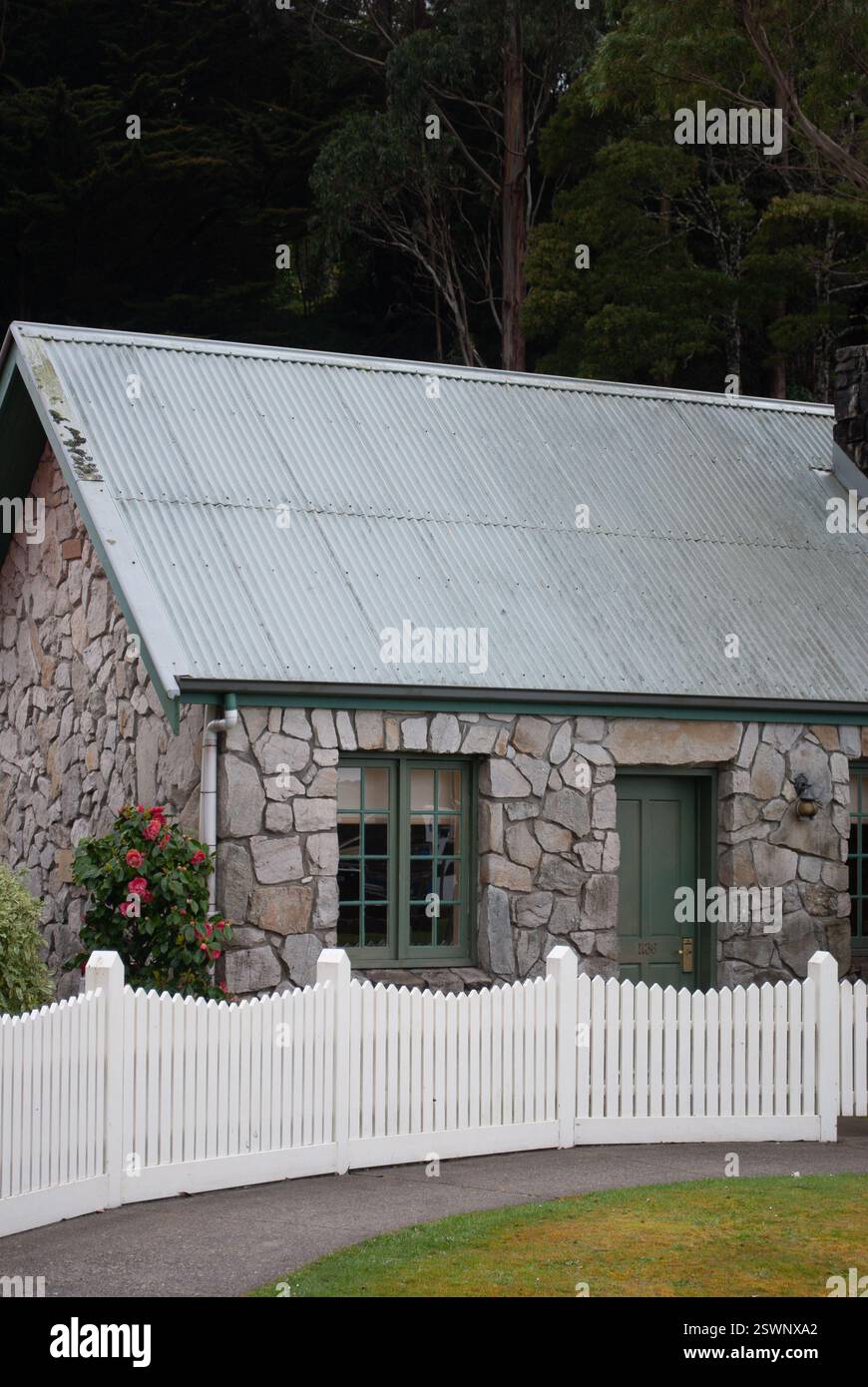 Small rustic white cottage hi-res stock photography and images - Alamy