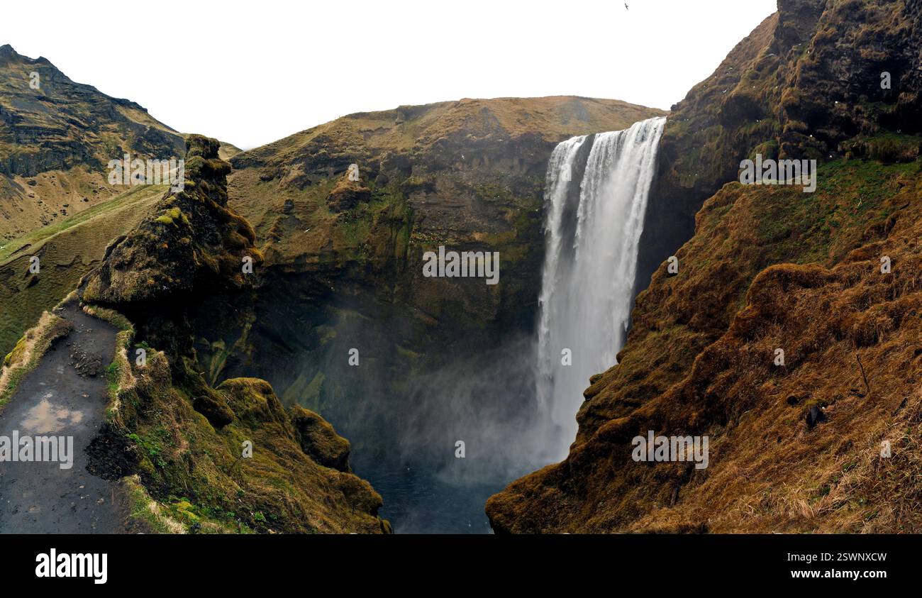 Der Skogafoss Wasserfall. Der Süden, Island. Das Teilpanorama besteht ...