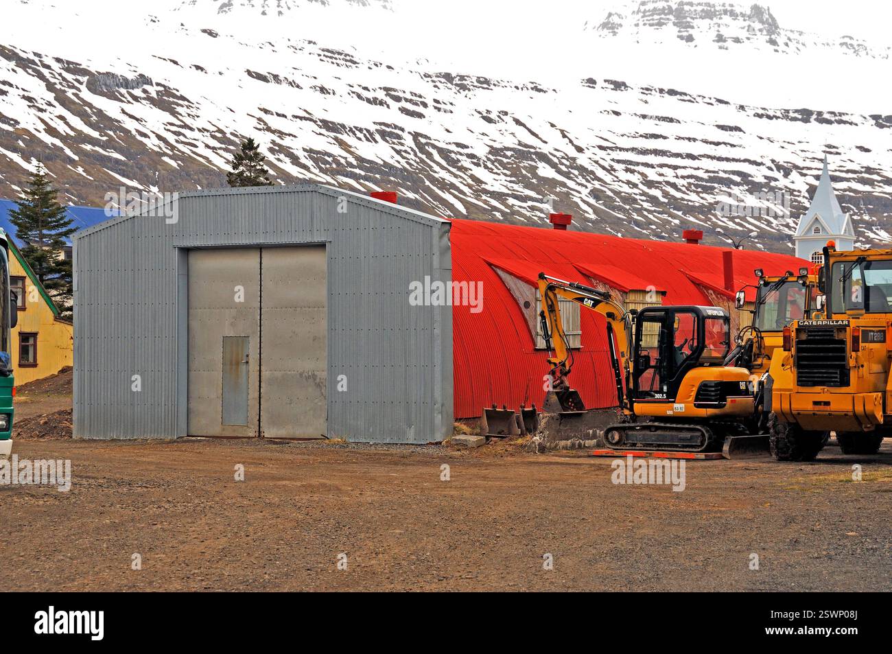 Werkstattgebäude im Gewerbegebiet. SeyÃisfjörÃur. Der Osten, Island ...