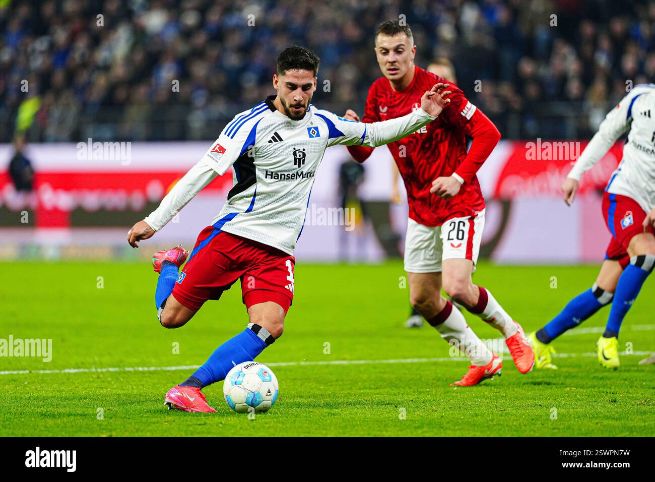 Hamburg, Deutschland. 21st Feb, 2025. Torschuss/Torchance Ludovit Reis (Hamburger SV, #14) GER ...