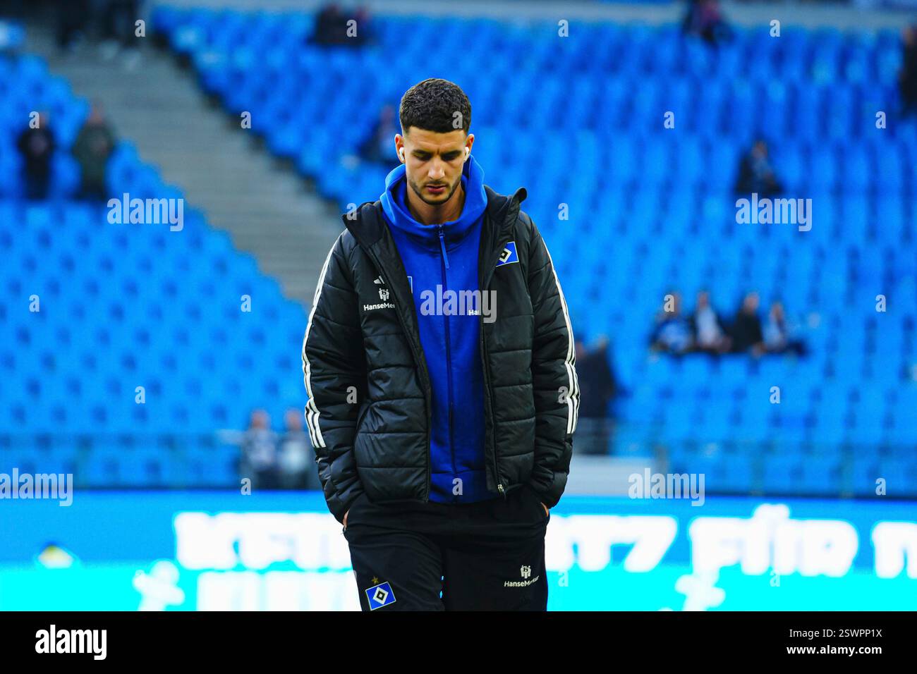 Hamburg, Deutschland. 21st Feb, 2025. Daniel Elfadli (Hamburger SV, #08 ...