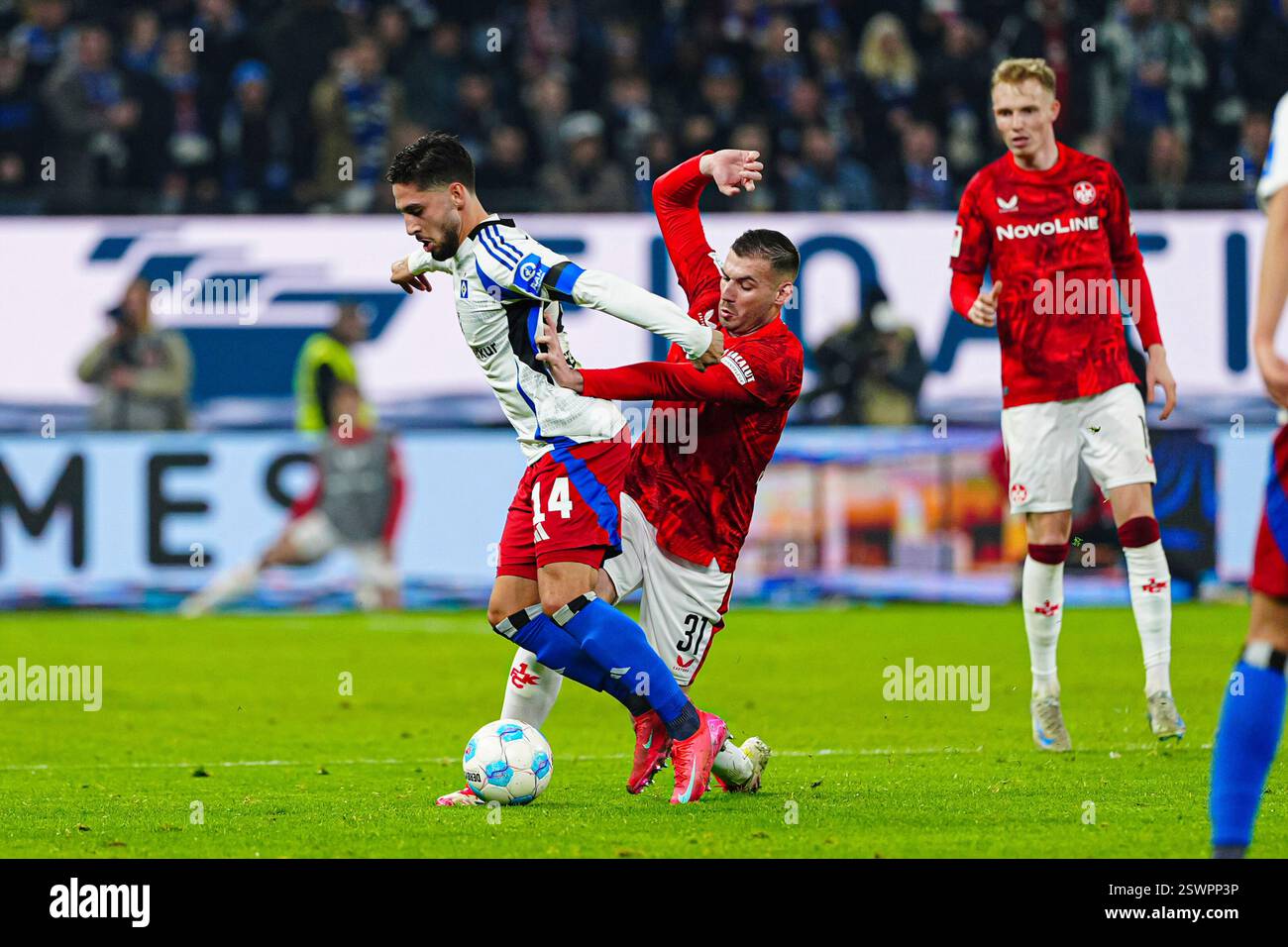 Hamburg, Deutschland. 21st Feb, 2025. Ludovit Reis (Hamburger SV, #14), Luca Sirch (1. FC ...