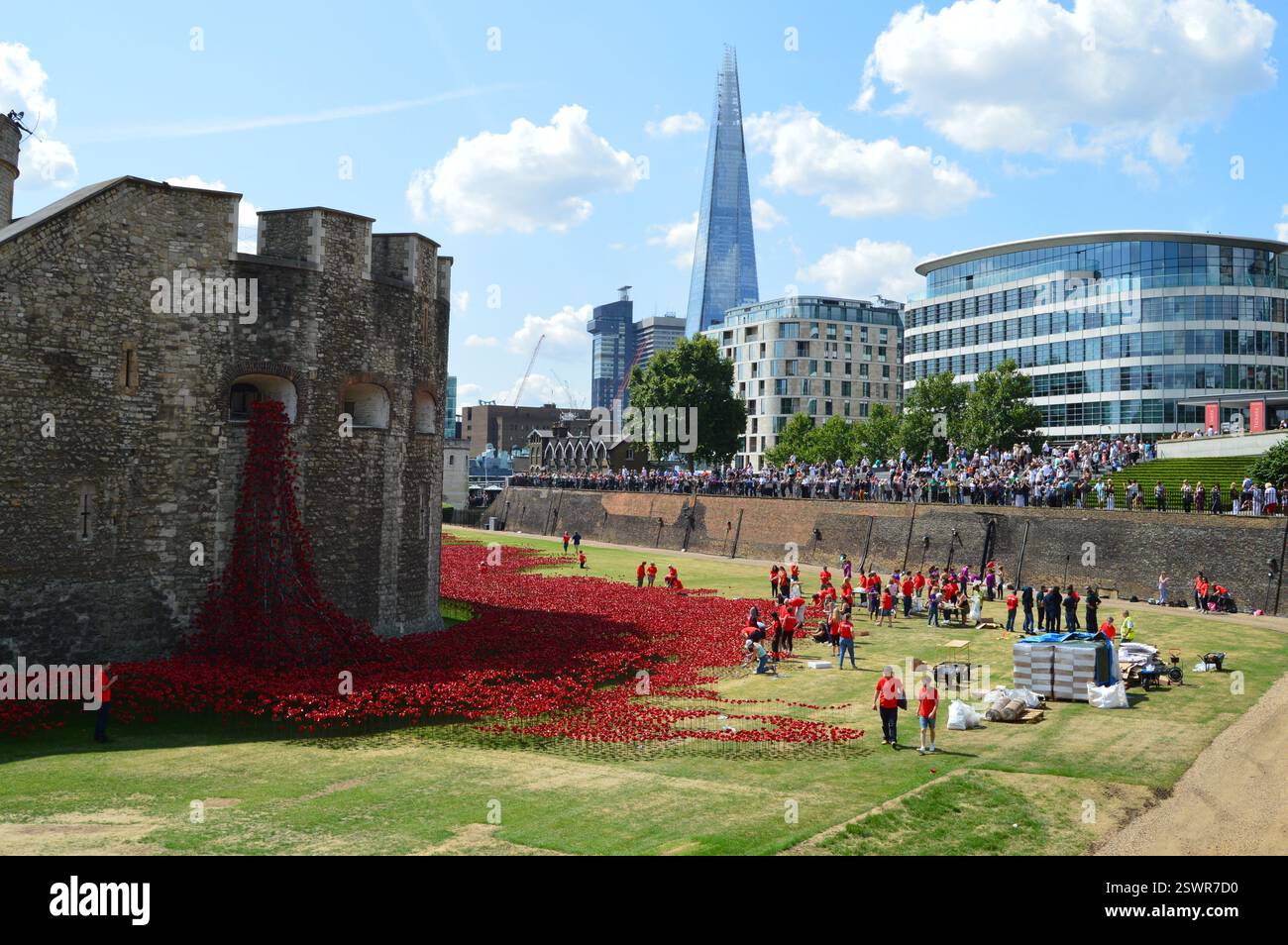 The Tower of London with the 'Blood Swept Lands and Seas of Red' poppy ...