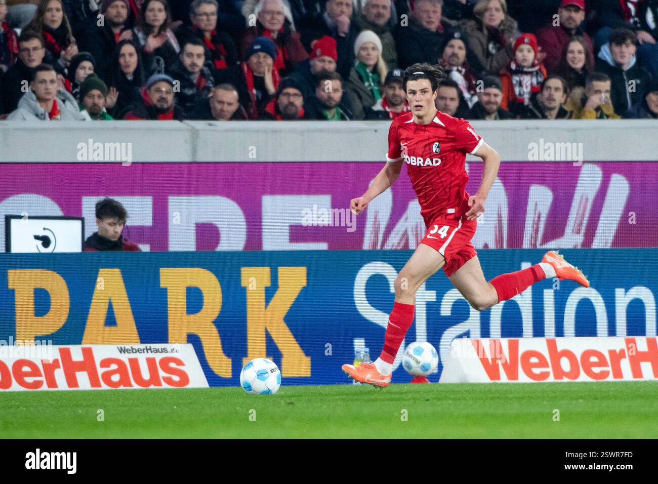 Merlin Roehl (SC Freiburg, #34) am Ball, GER, SC Freiburg (SCF) vs SV ...