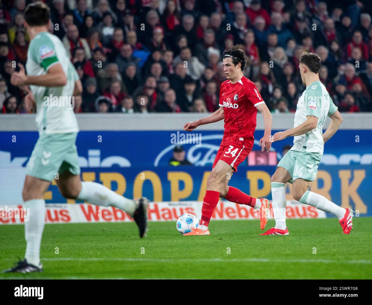 Merlin Roehl (SC Freiburg, #34) im Zweikampf mit Senne Lynen (Werder ...