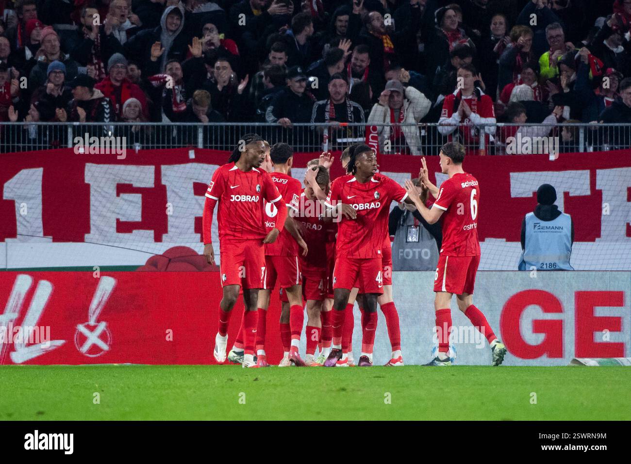 Jordy Makengo (SC Freiburg, #33), Eren Sami Dinkci (SC Freiburg, #18 ...