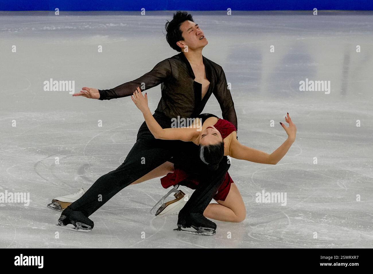Hannah Lim and Ye Quan of South Korea performs during the ice dance ...