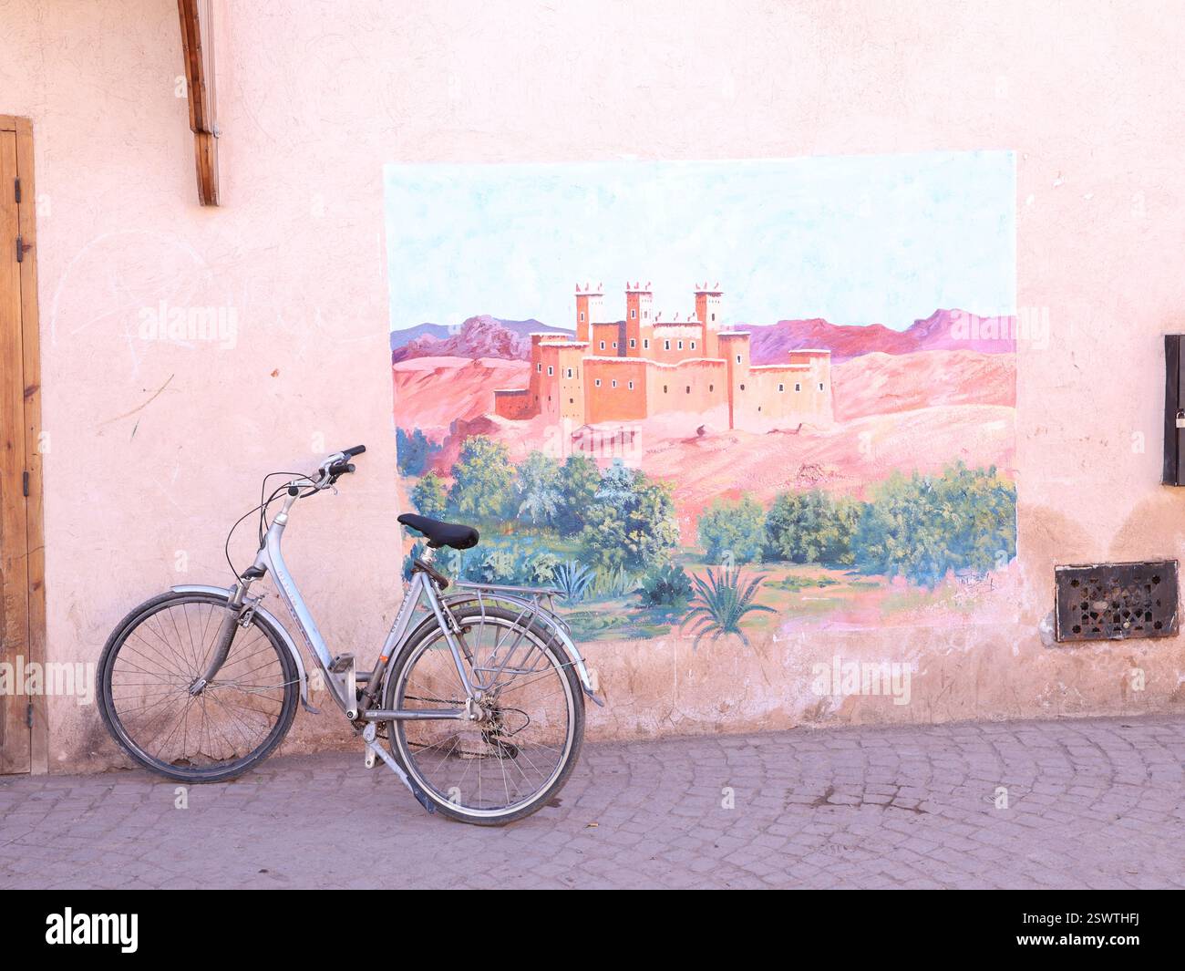 Bicycle marrakech art mural traditional hi-res stock photography and ...
