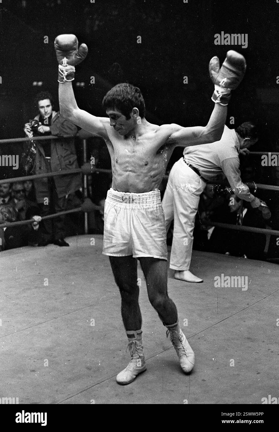 Argentine boxer Víctor Echegaray wins his match with Juan Domingo ...